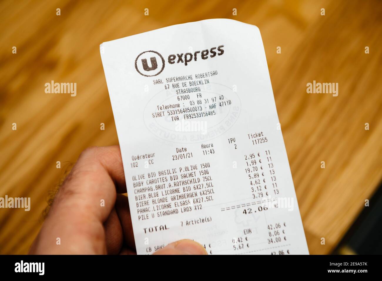 Holding receipt u hi-res stock photography and images - Alamy