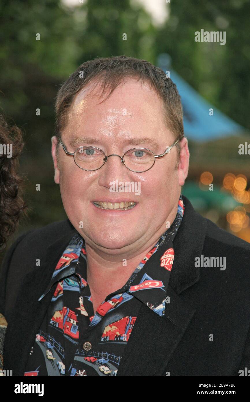 Movie premiere cars hi-res stock photography and images - Alamy