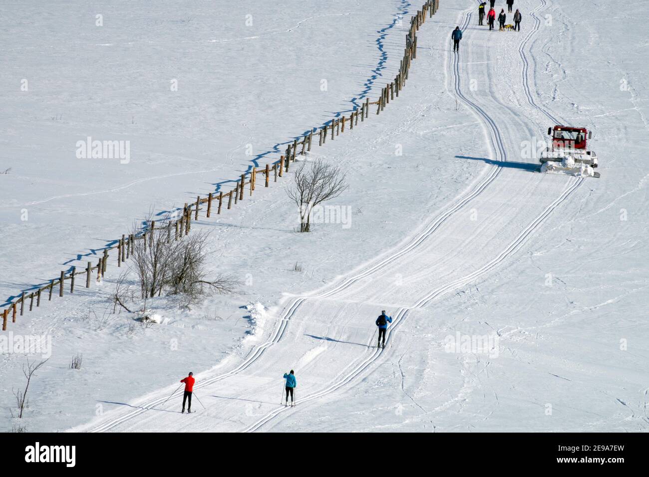 Snow groomer machine on cross country trail, mountain ridge Ore ...