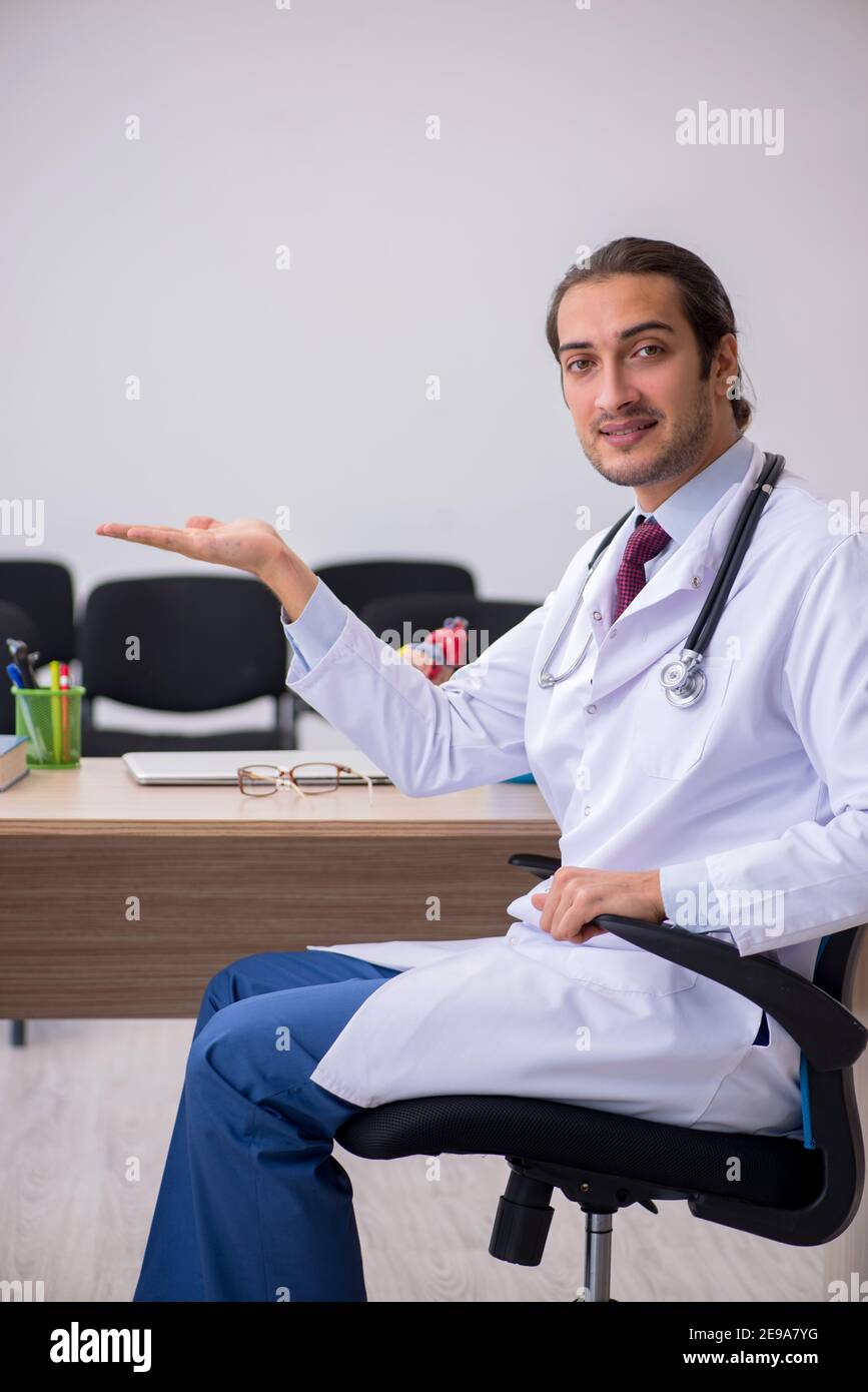 Young doctor giving seminar in the classroom Stock Photo - Alamy
