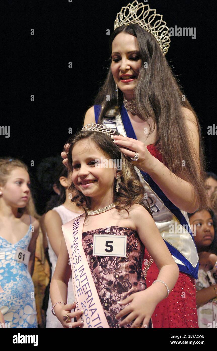 Atmosphere during the Mini Miss and Ministar 2006 election for young ...