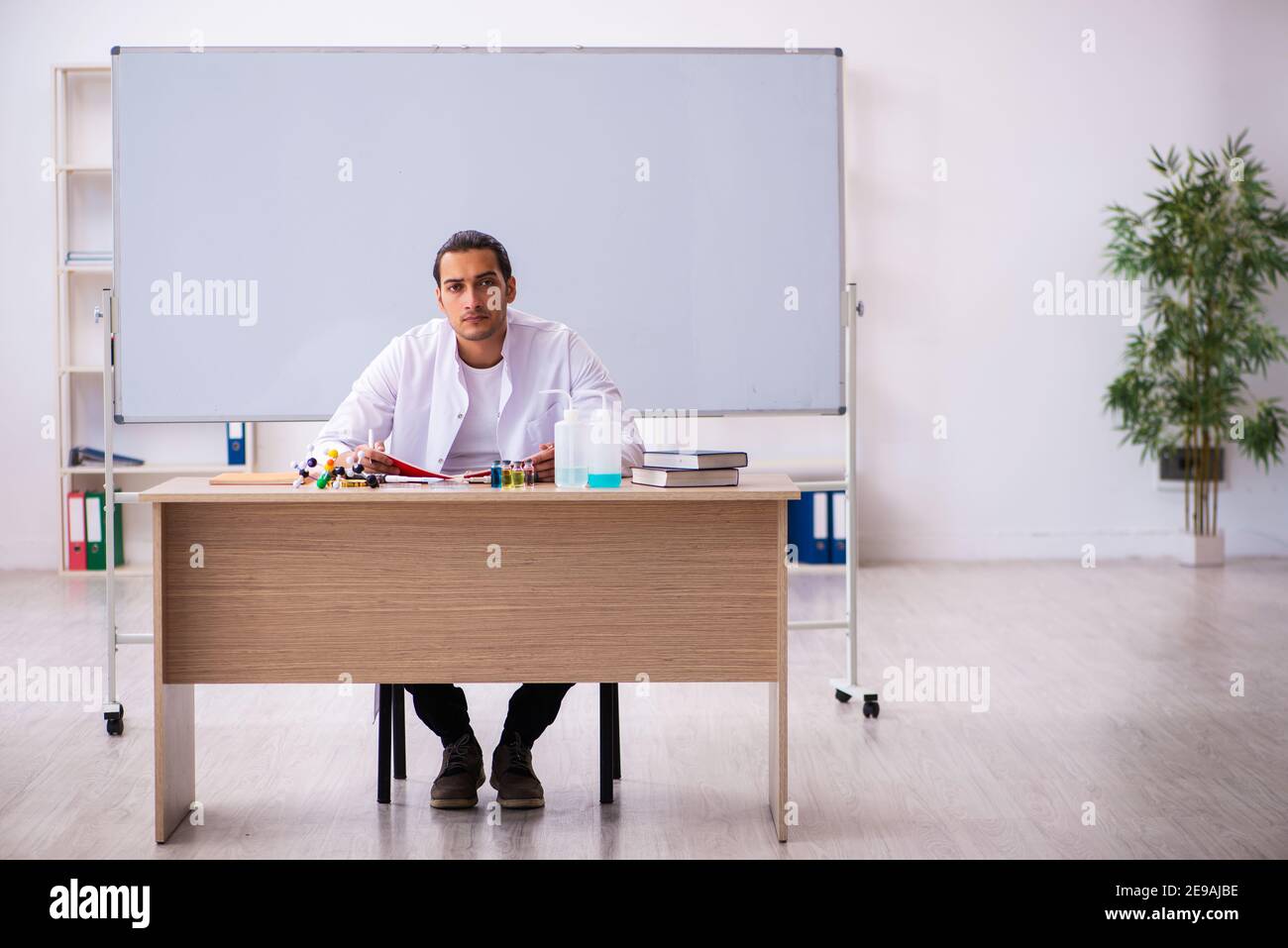 Young chemistry teacher in the classroom Stock Photo - Alamy