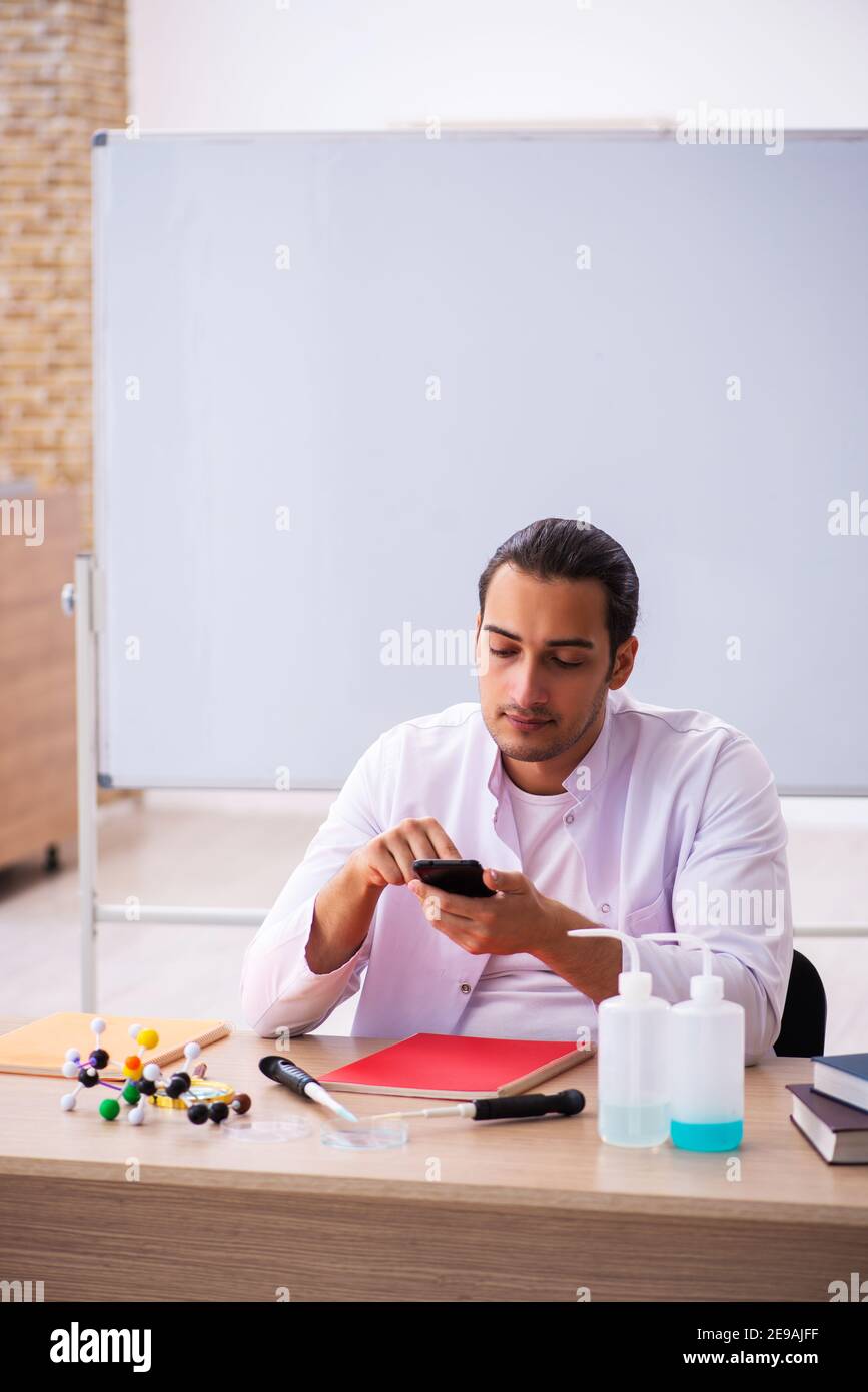 Young chemistry teacher in the classroom Stock Photo - Alamy