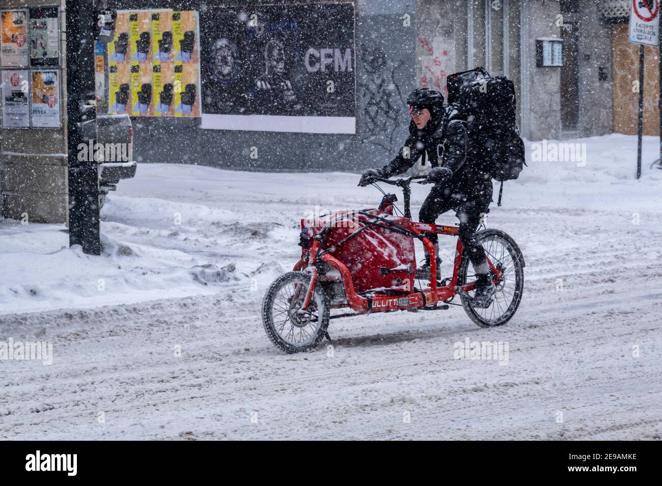 Delivery courier rides bicycle hi-res stock photography and images - Alamy