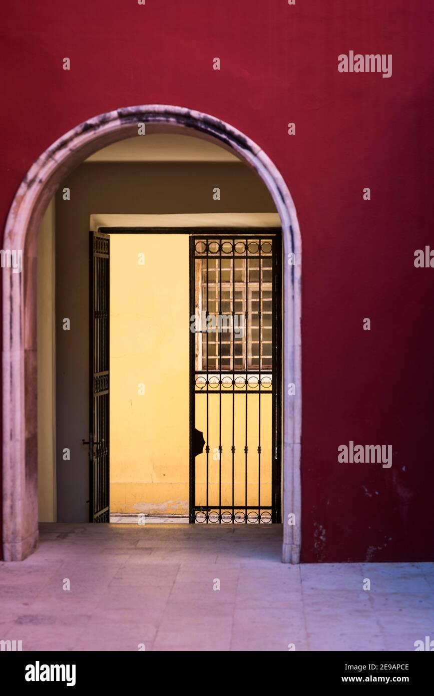 Round arched entrance hi-res stock photography and images - Alamy