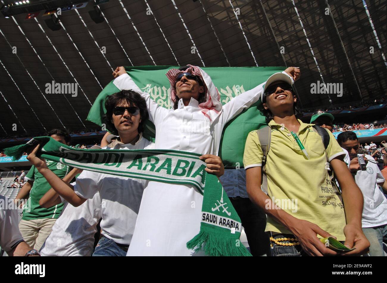 Saudi arabian football fans saudi hi-res stock photography and images ...