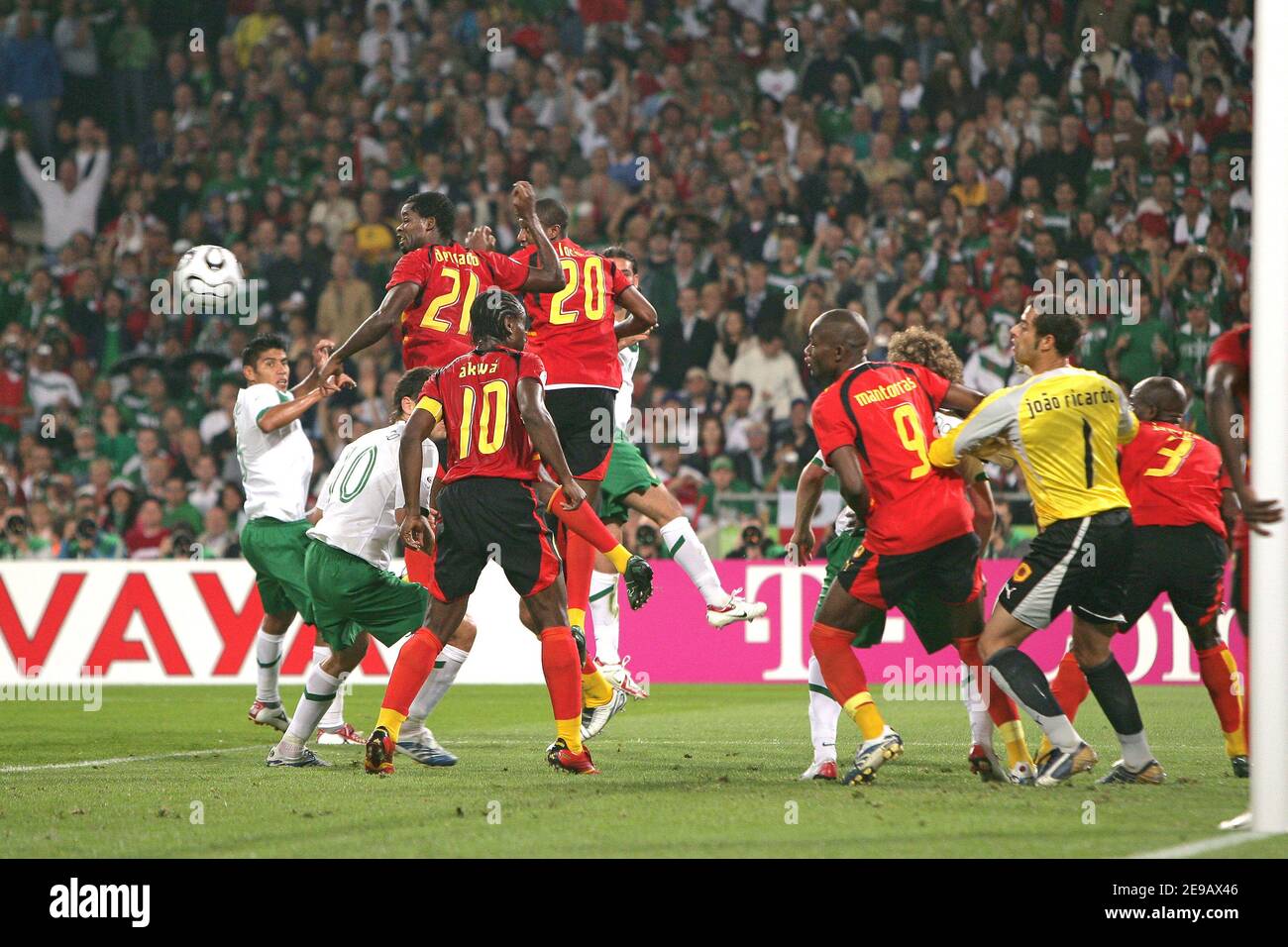 Corner action during the World Cup 2006-Group D, Angola vs Mexico, in ...