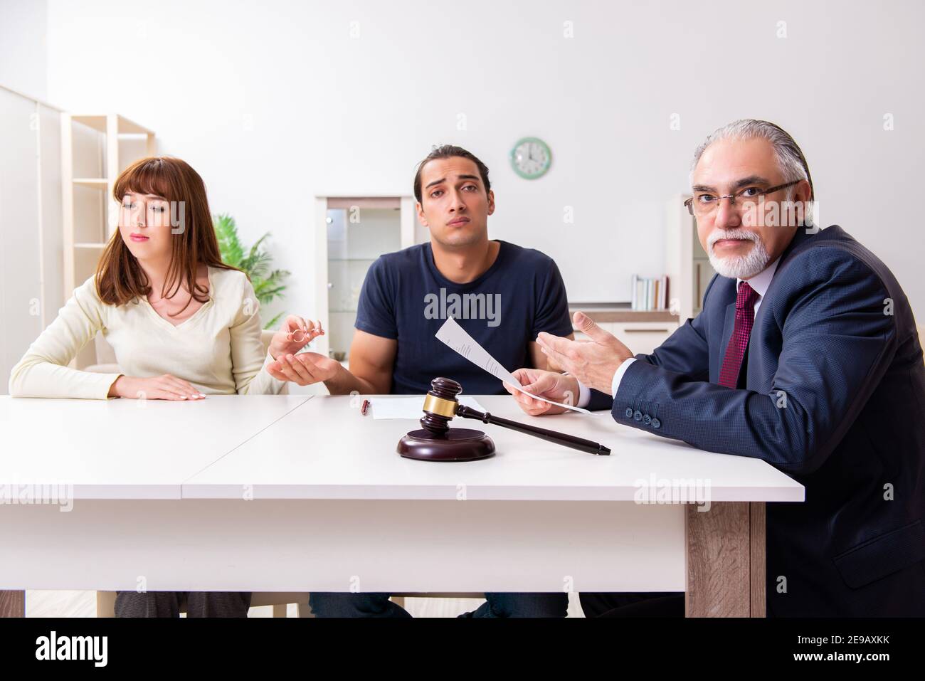 Lawyer talking to divorcing couple at the home Stock Photo - Alamy