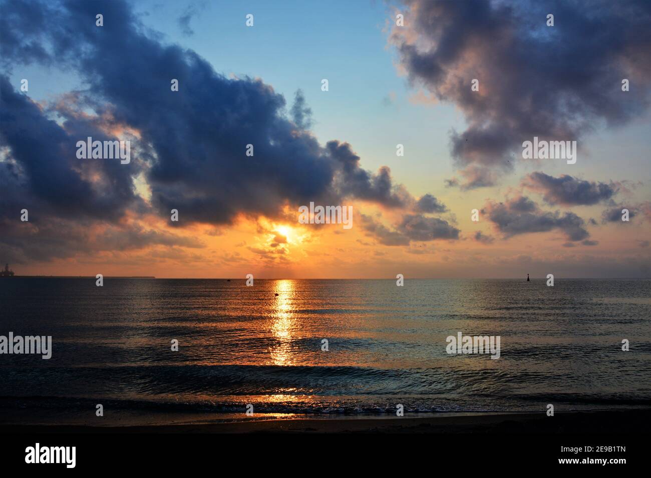 Mesmerizing view of a dramatic sunset sky reflected in the sea Stock ...