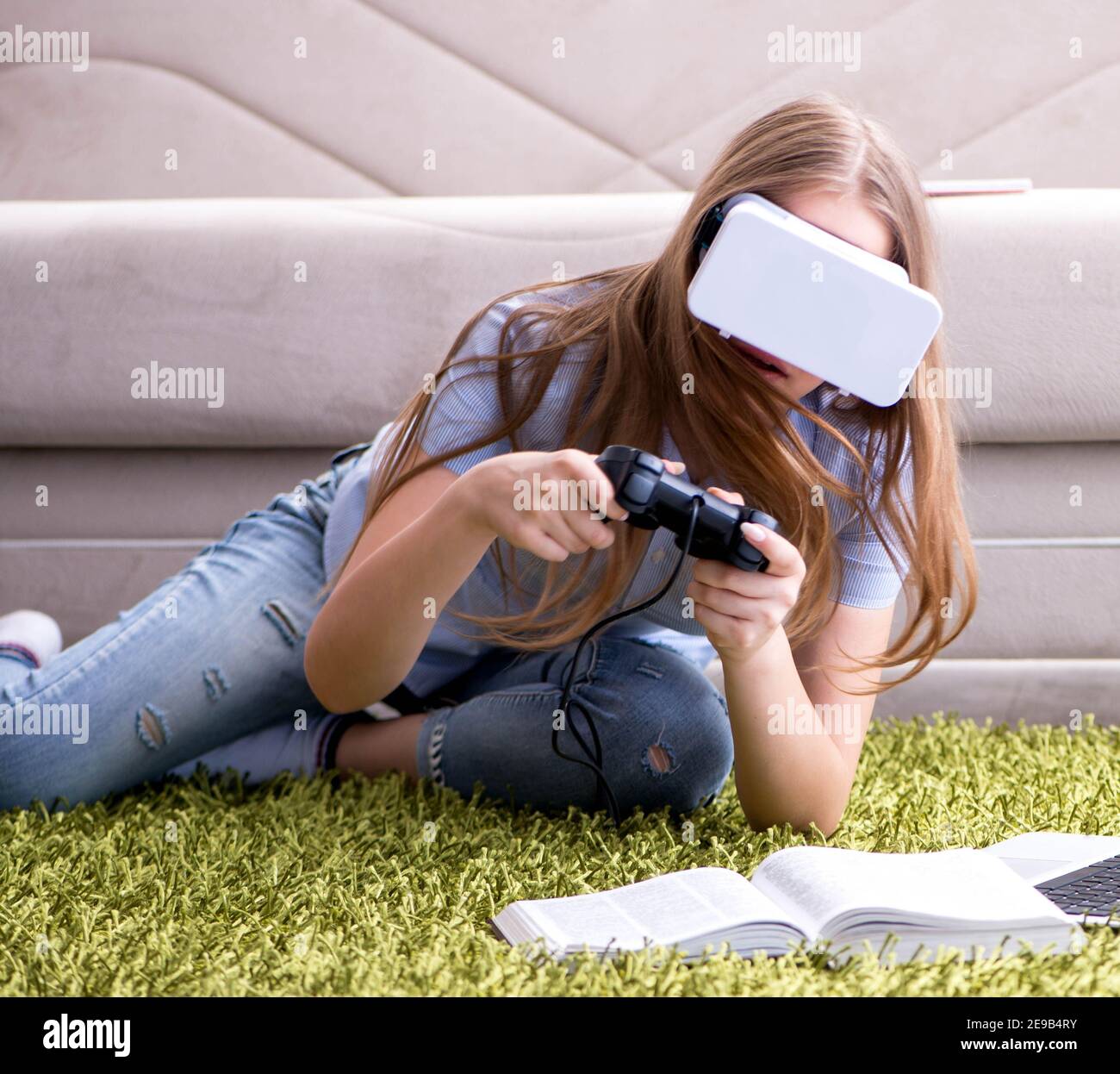 The young girl playing virtual reality games Stock Photo - Alamy