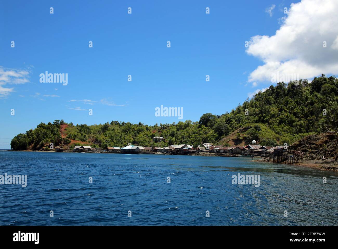 kleines, namenloses Fischerdorf auf der Insel Muari, Nordmolukken ...