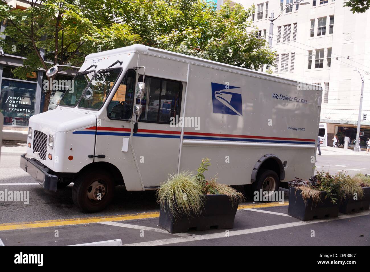 Downtown parcel delivery hi-res stock photography and images - Alamy