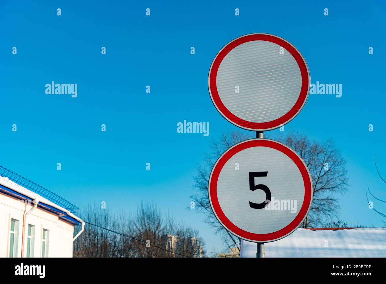 No entry signor no drive sing on the right on blu sky background, you ...