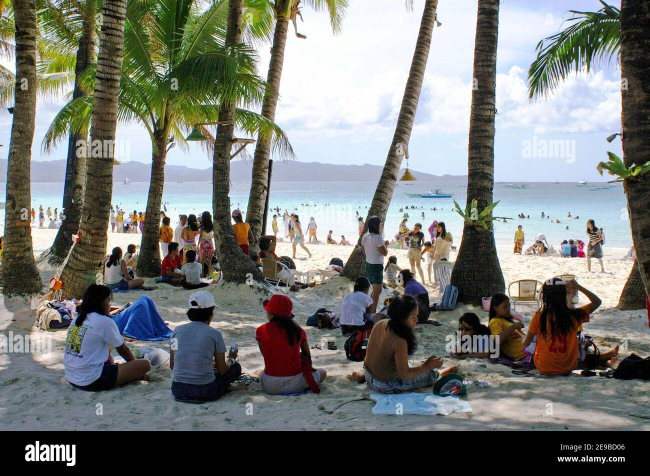 Philippines tourism overcrowding hi-res stock photography and images ...