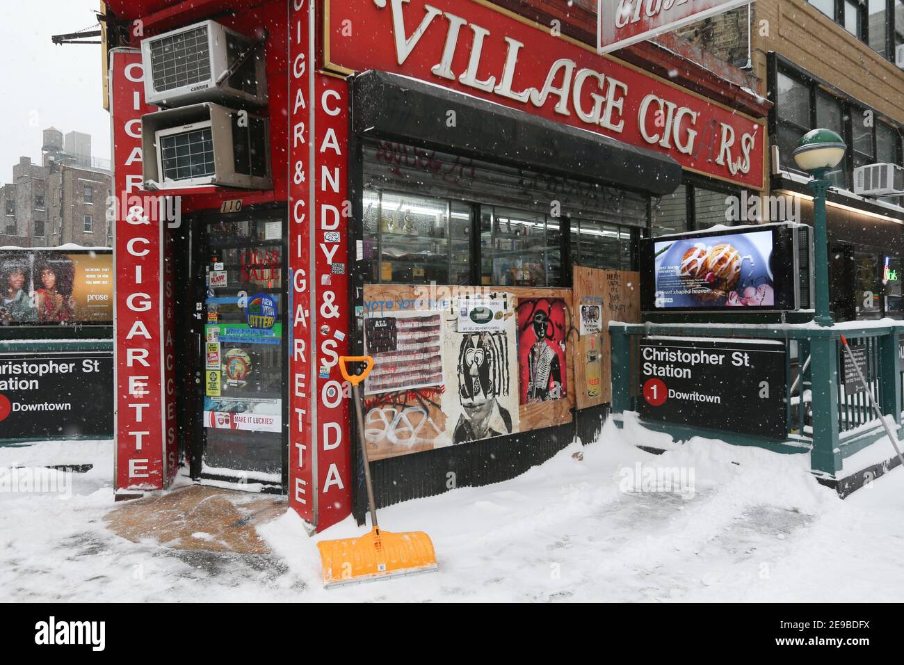 Village cigars shop hi-res stock photography and images - Alamy