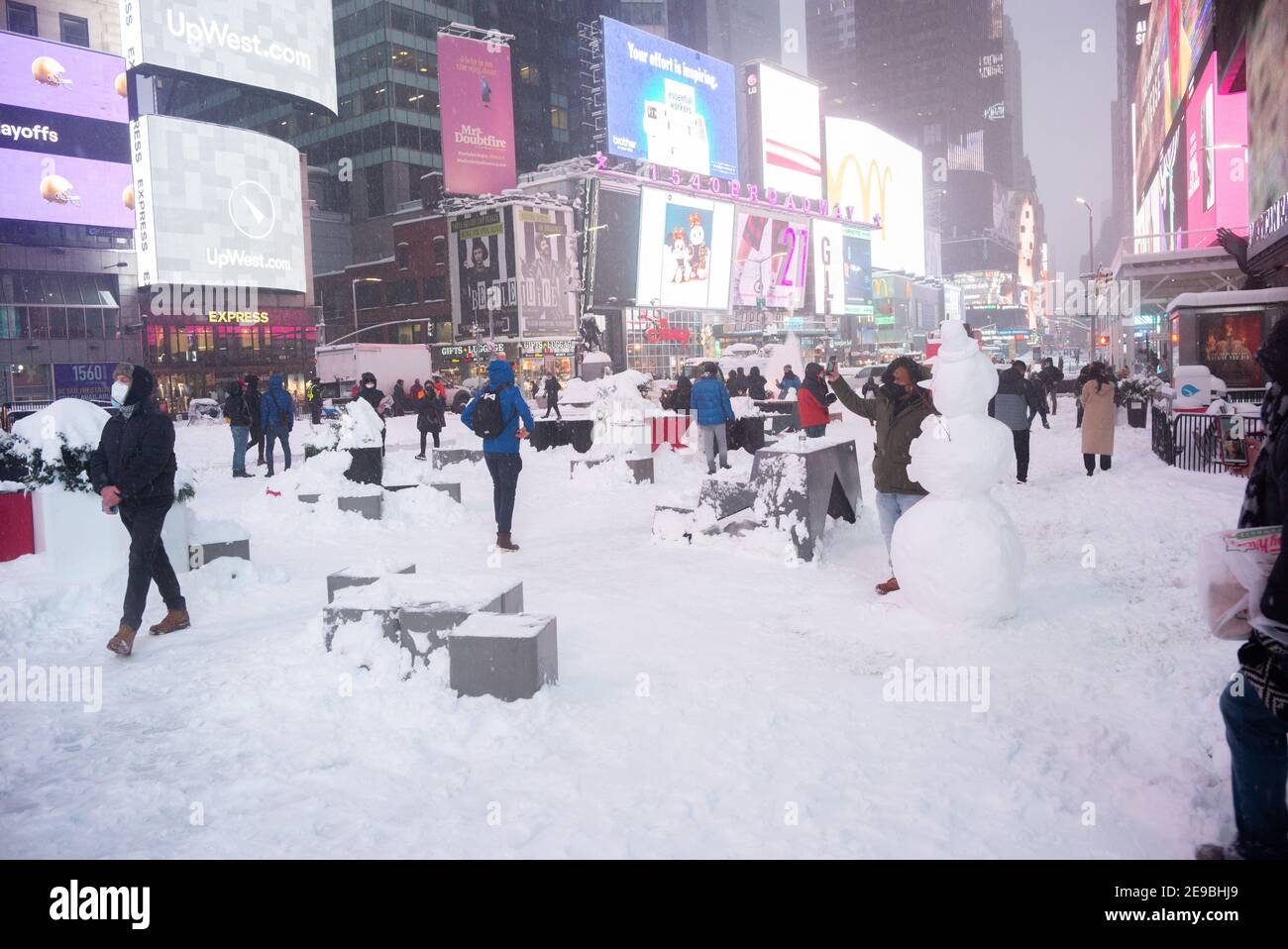 People enjoying the snow in Times Square, building snowmen Stock Photo ...