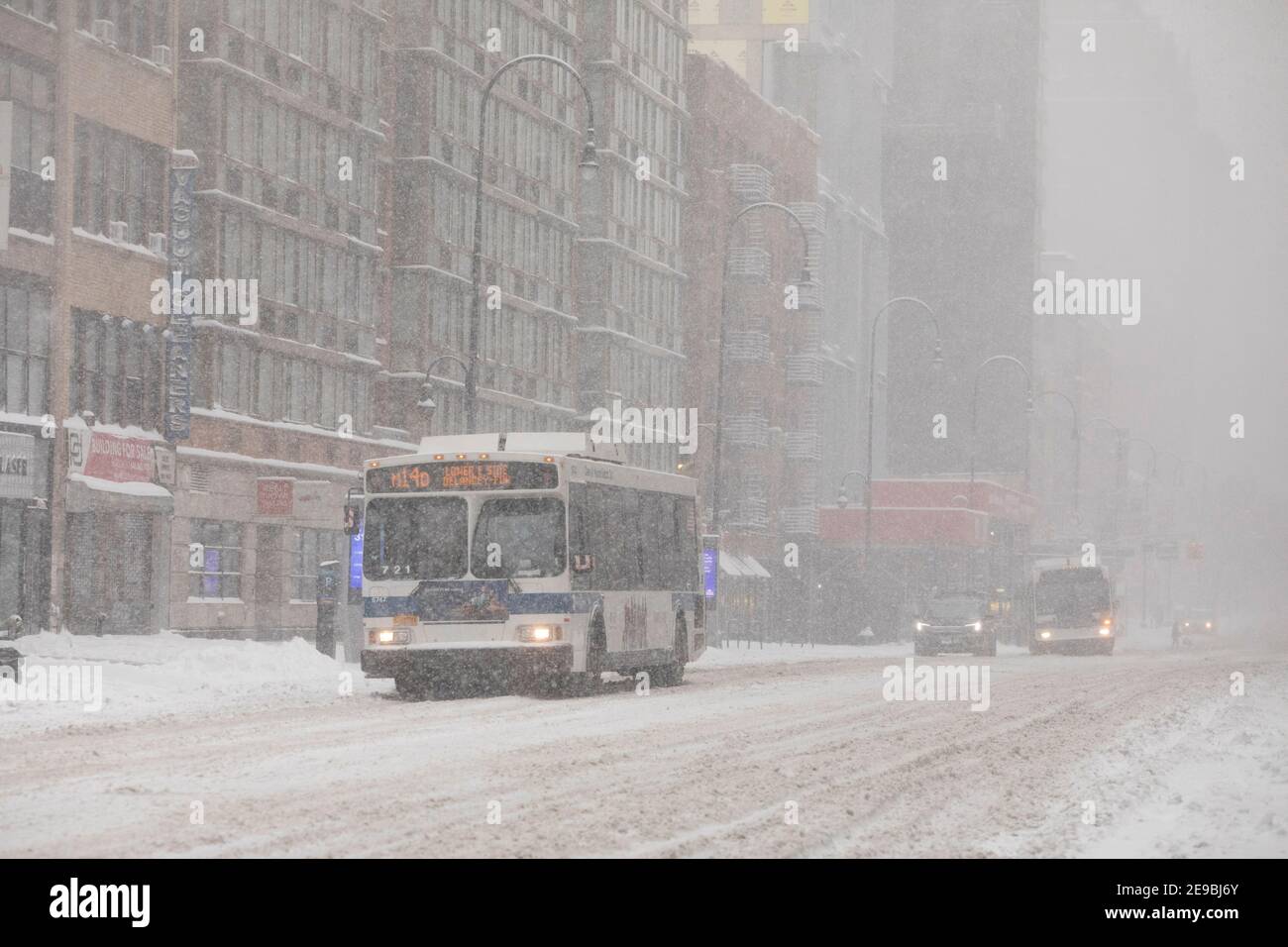 Buses in the snow hi-res stock photography and images - Alamy