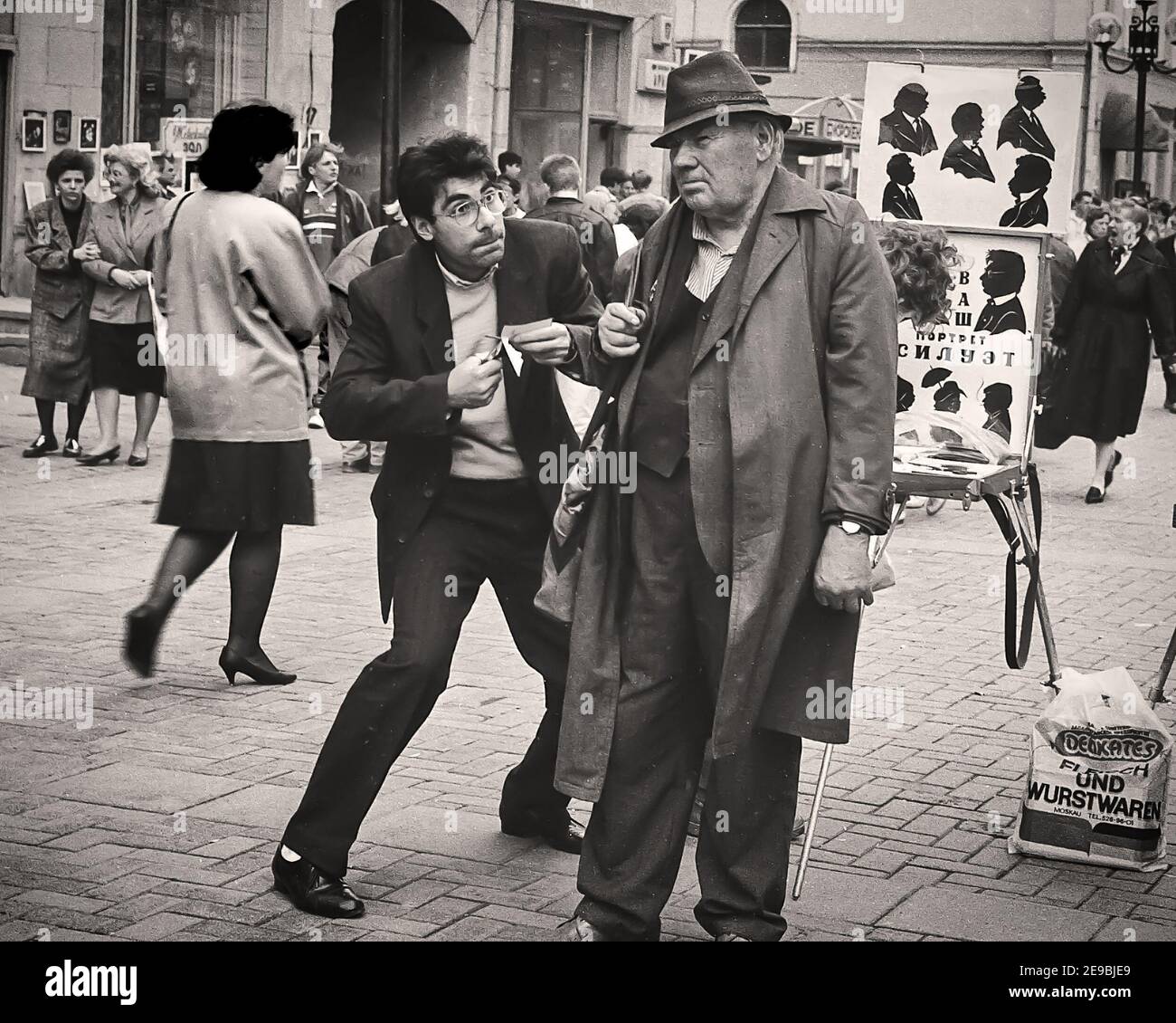 Artist cuts out paper tourist profile. Arbat Street, 80s-90s, Moscow ...