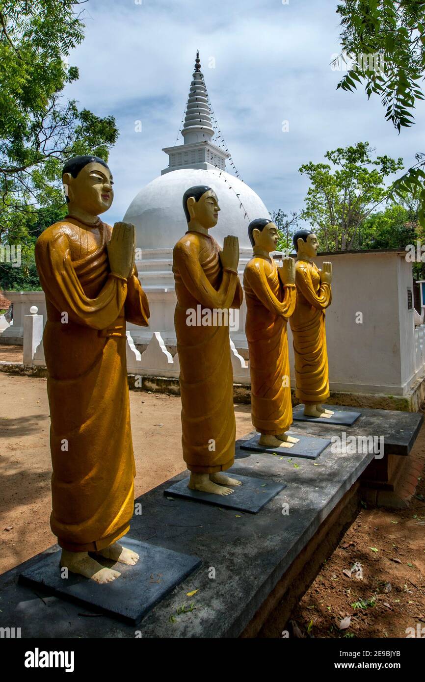 Buddhist monk praying and temple hi-res stock photography and images ...