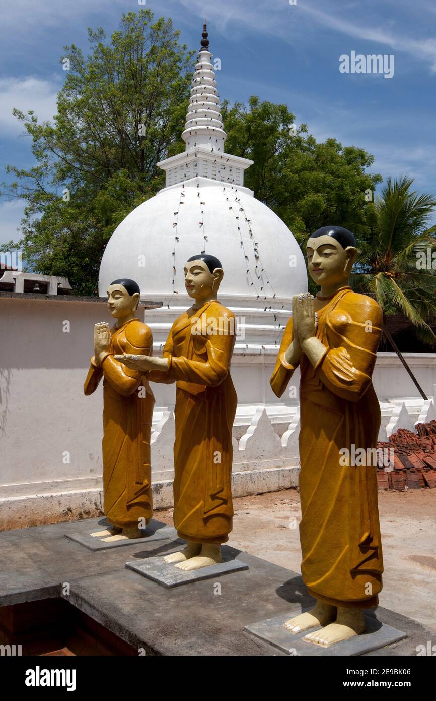 Buddhist monk praying and temple hi-res stock photography and images ...