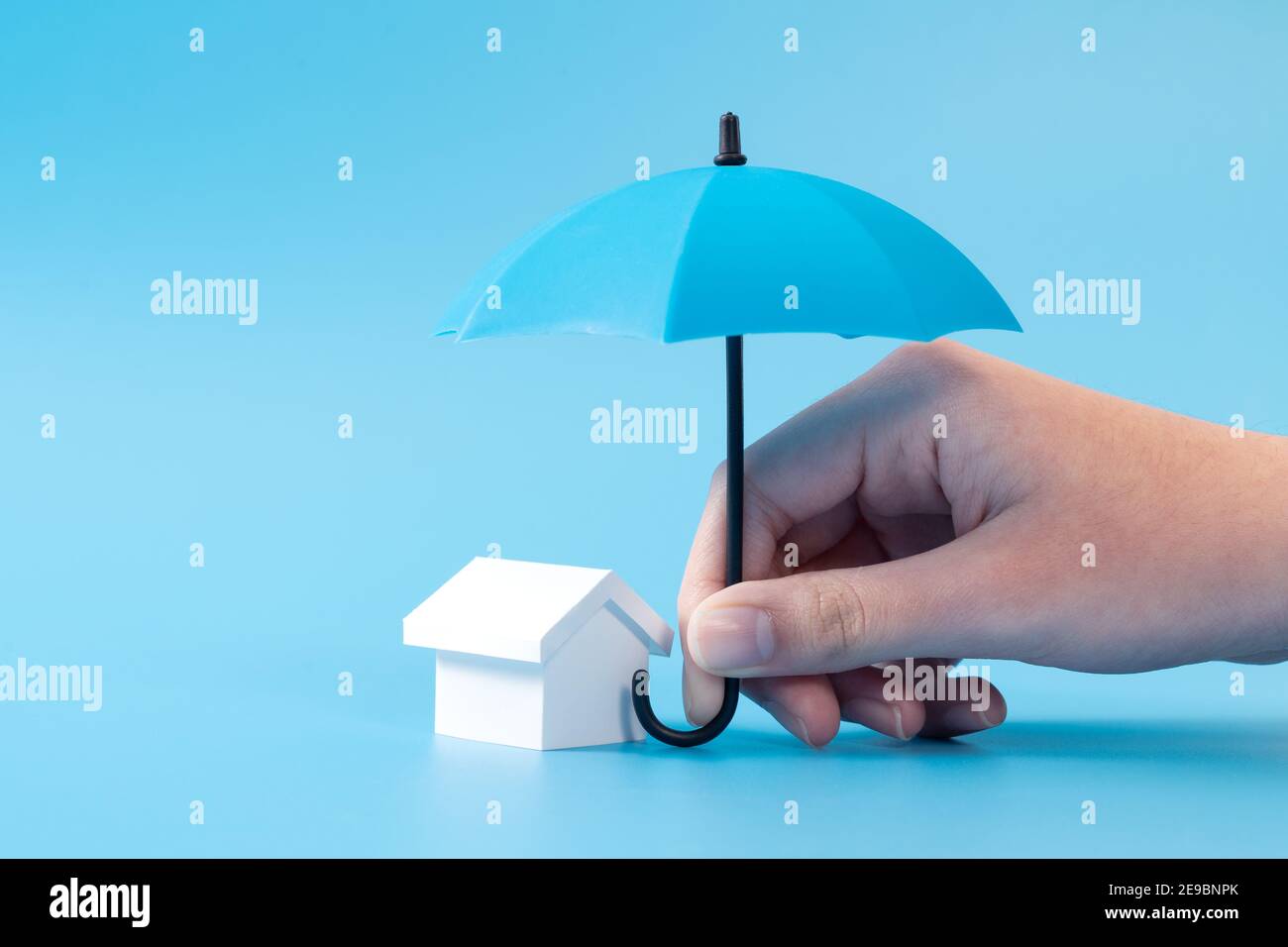 Umbrella rental hi-res stock photography and images - Alamy