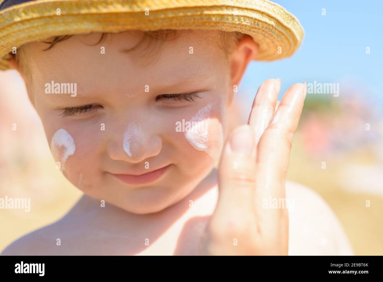 Applying sun cream to kids hi-res stock photography and images - Alamy