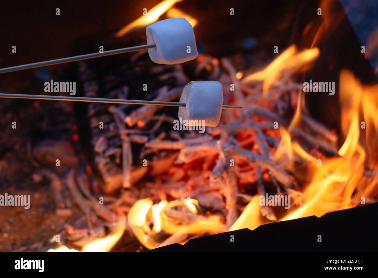 Toast marshmallow candy fire camp hi-res stock photography and images ...