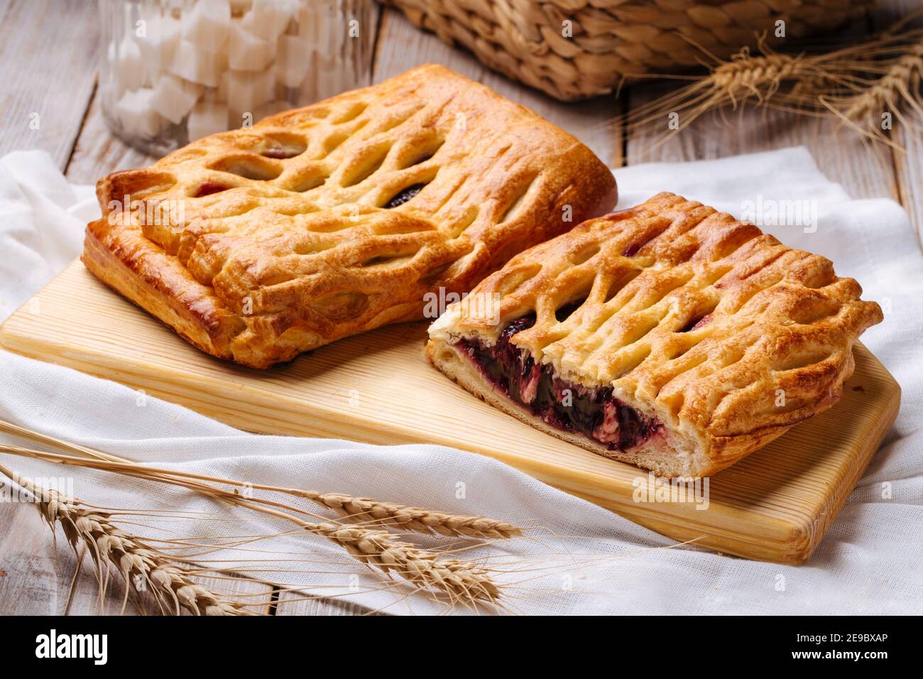 Side view on fresh baked berry jam pie Stock Photo - Alamy