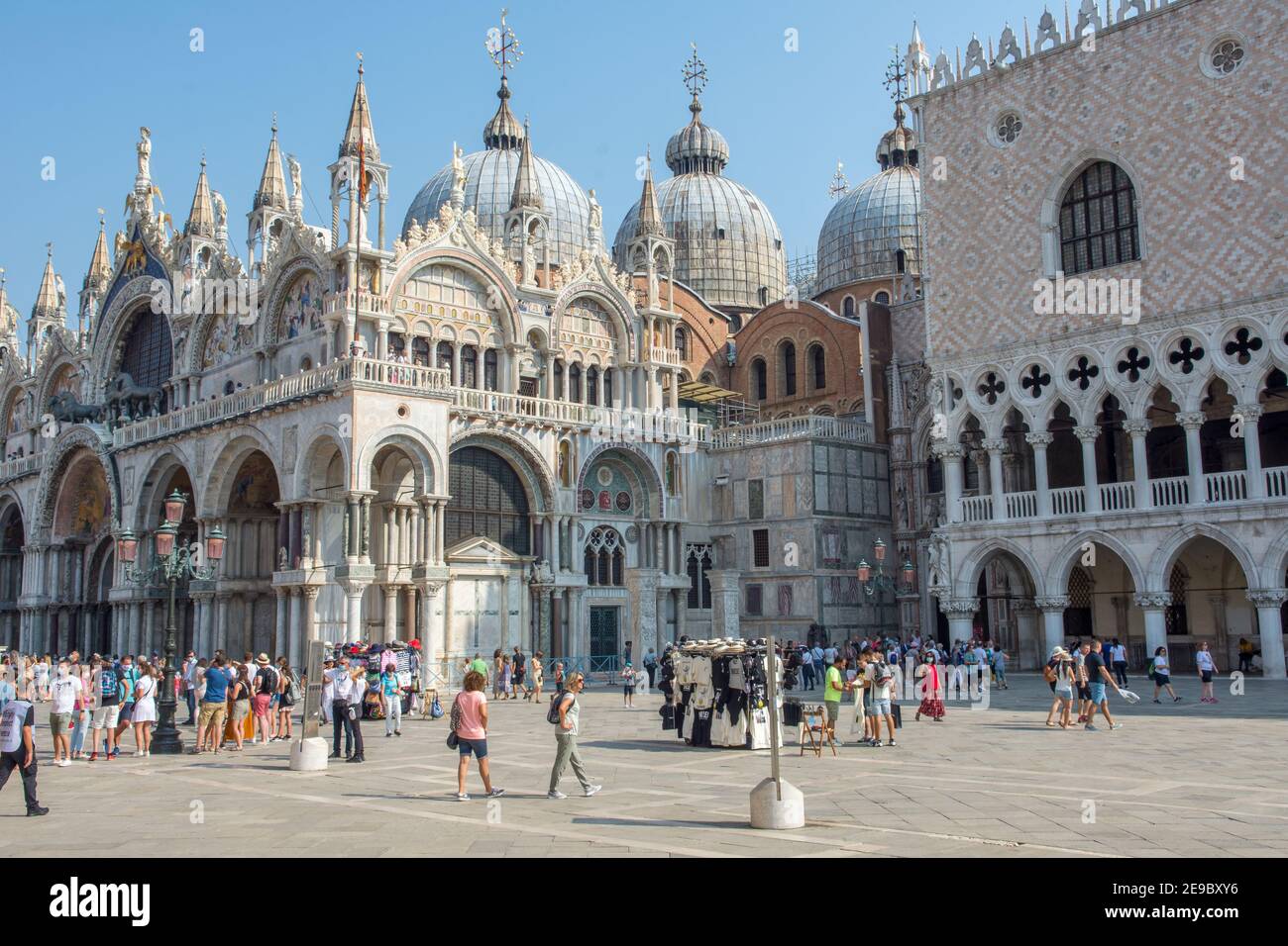 discovery of the city of Venice and its small canals and romantic ...
