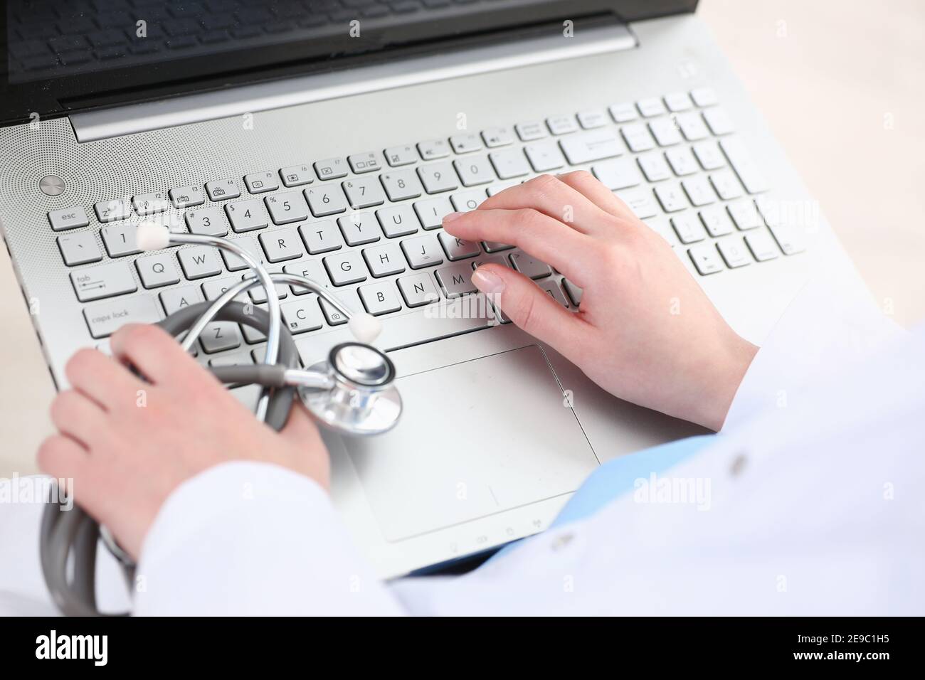 Student doctor on laptop hi-res stock photography and images - Alamy