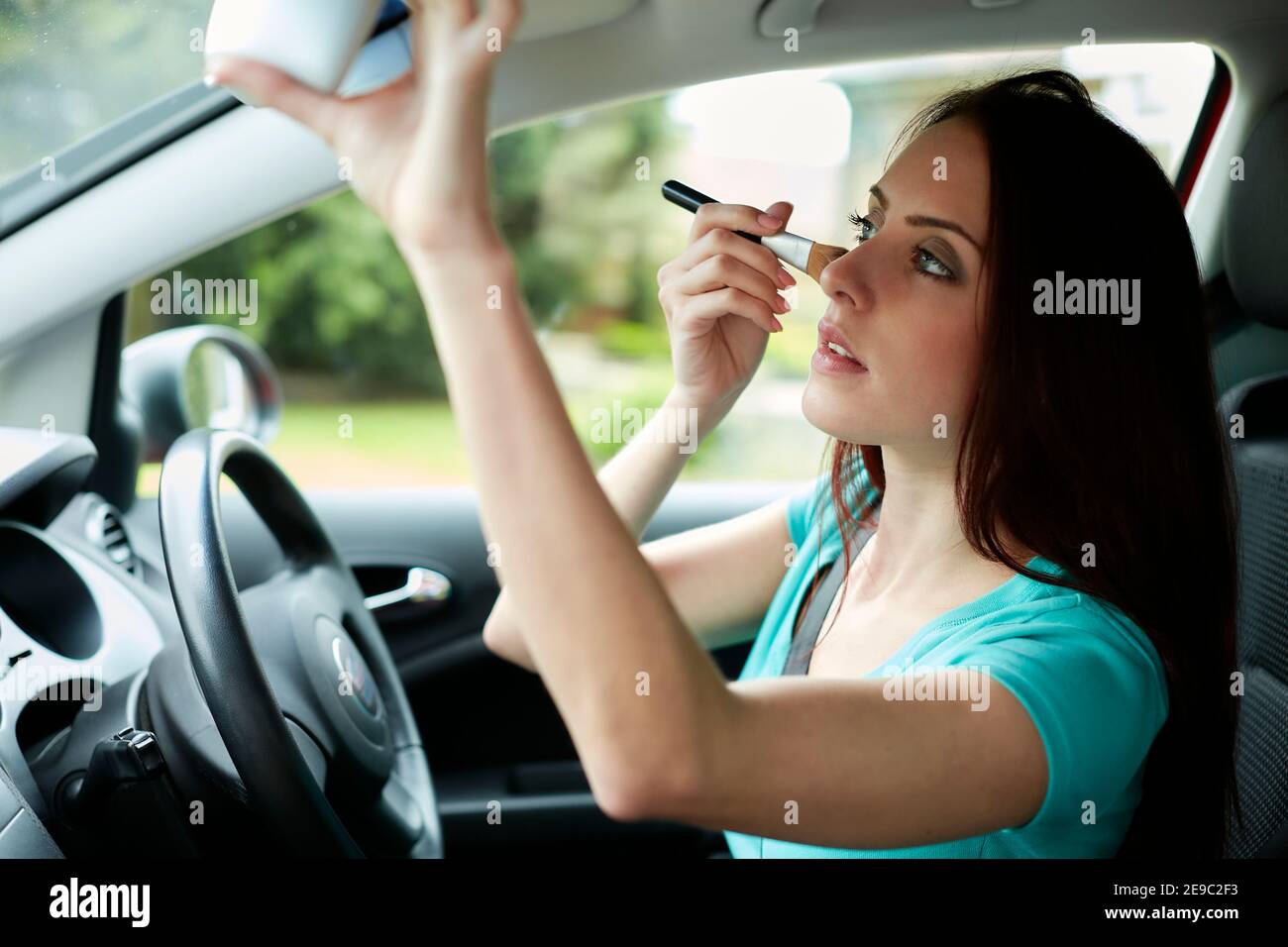 woman putting on make up in her car Stock Photo - Alamy