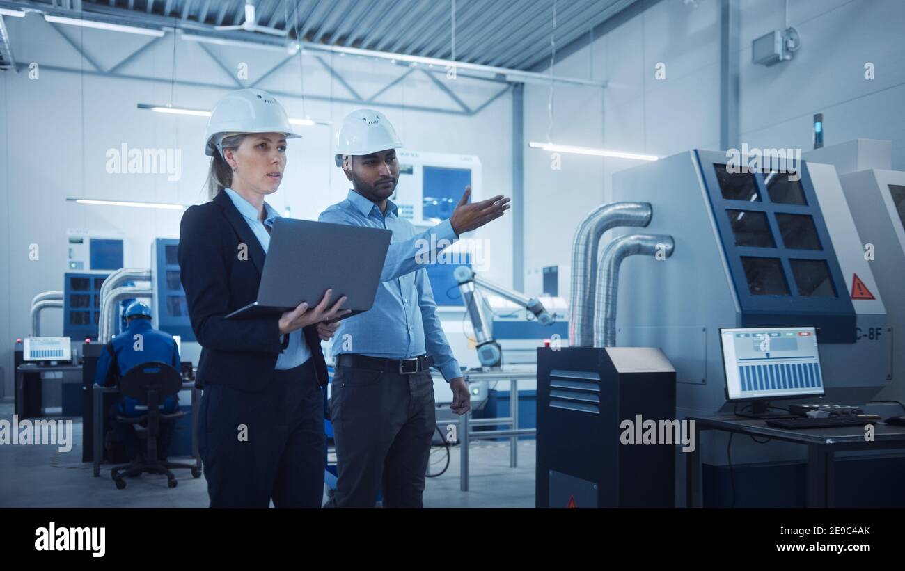 Factory managers computer hi-res stock photography and images - Alamy