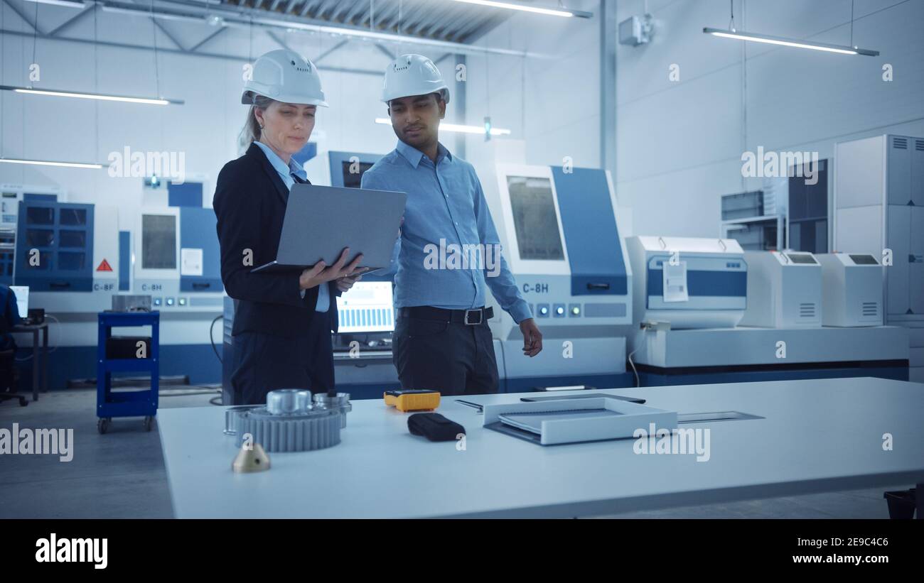 Factory managers computer hi-res stock photography and images - Alamy