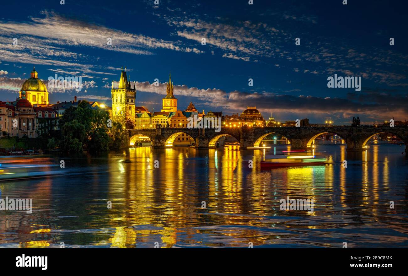 Illuminated city night prague hi-res stock photography and images - Alamy