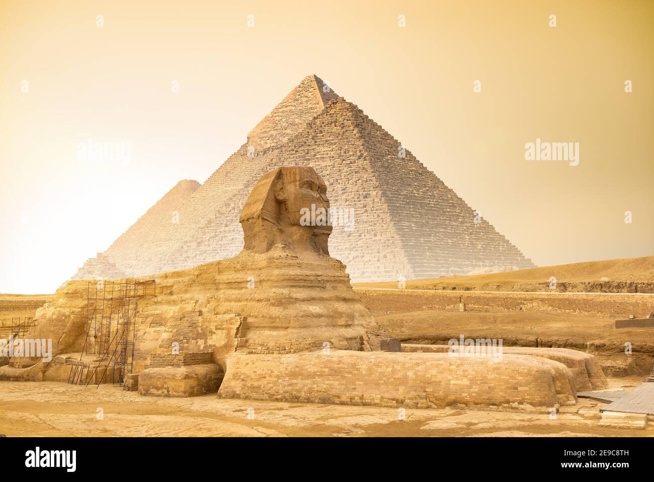 Sphinx side view pyramids giza hi-res stock photography and images - Alamy