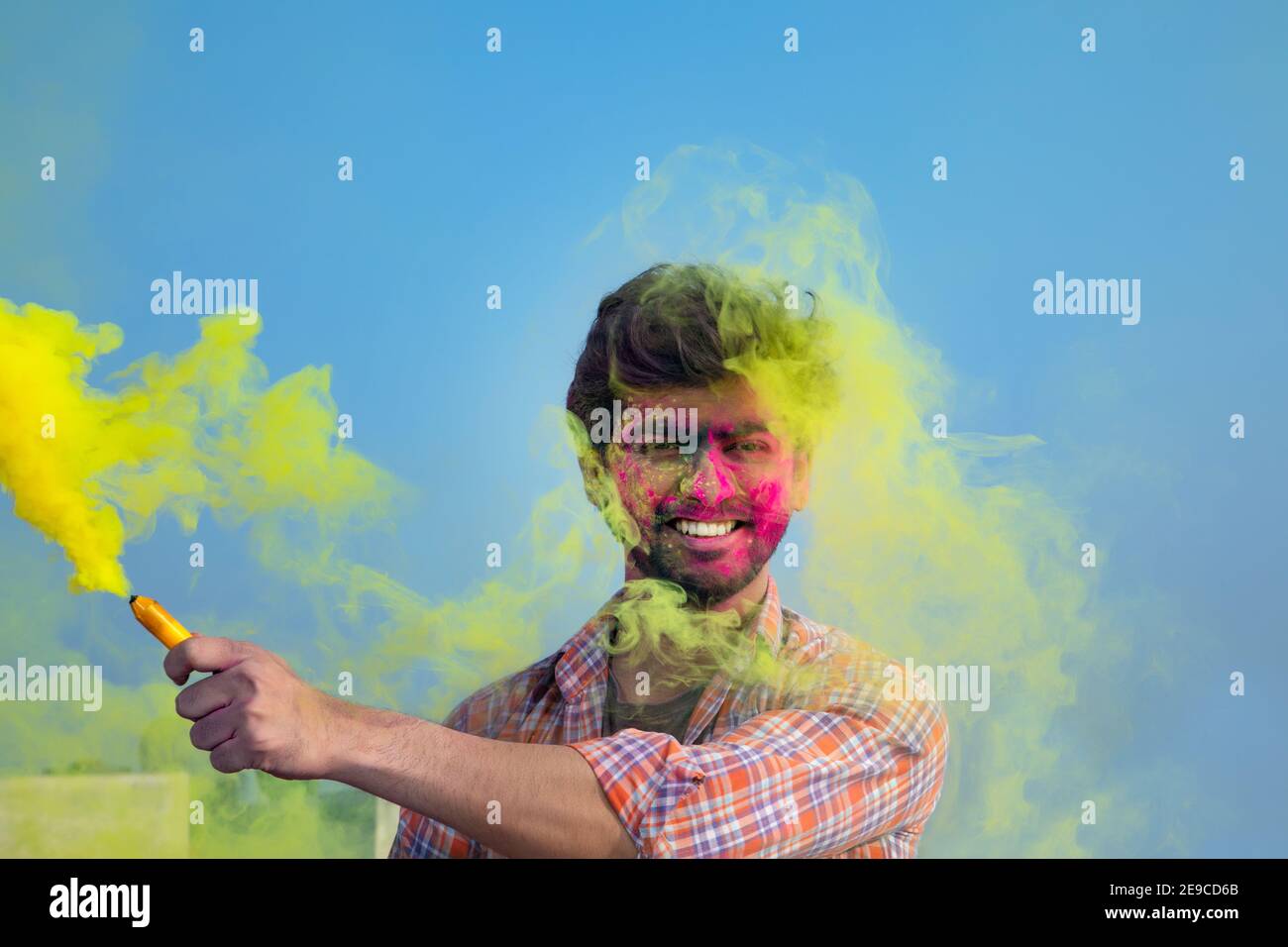 Smoke bomb hi-res stock photography and images - Alamy