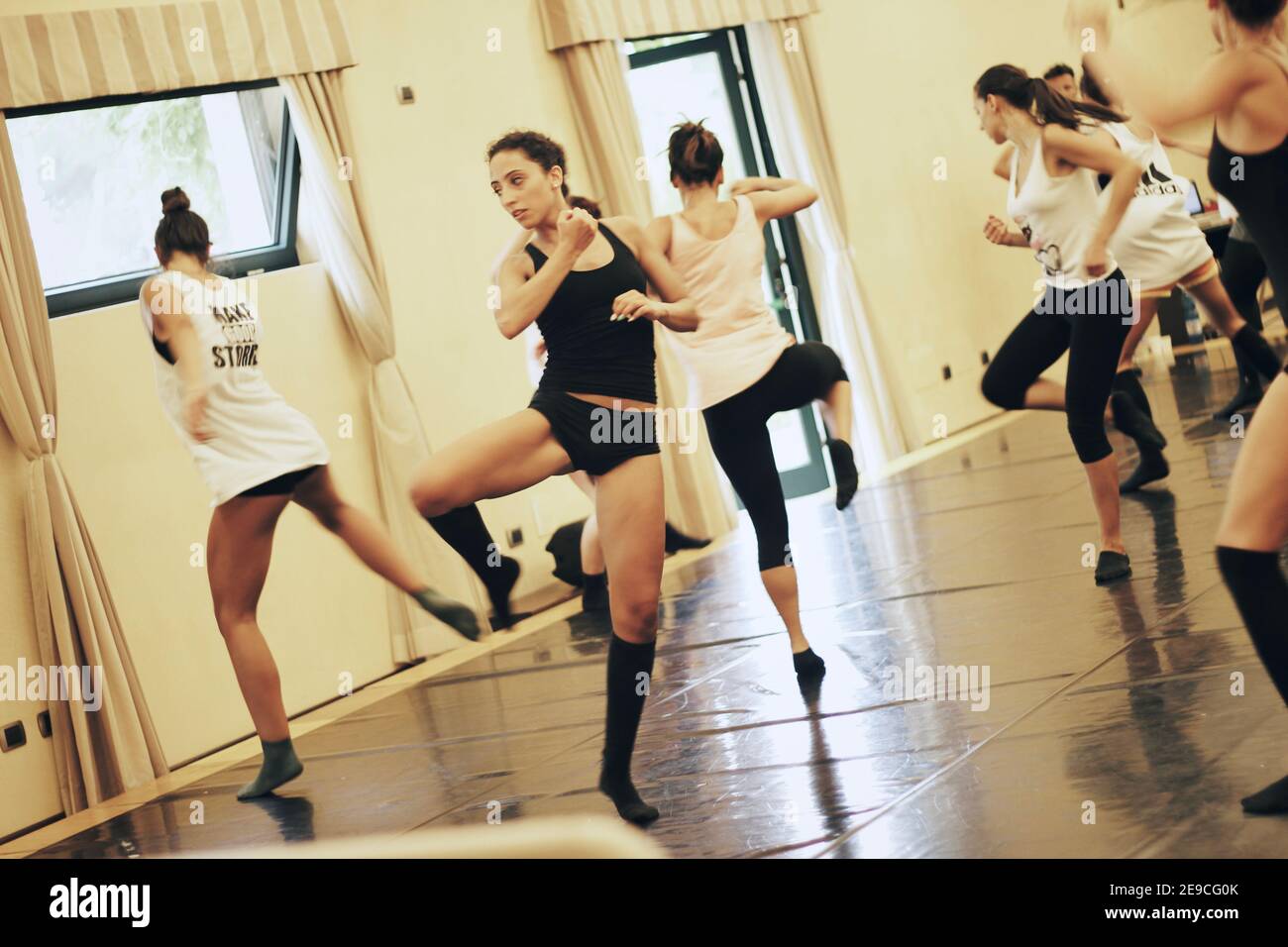 Modern contemporary dancers hi-res stock photography and images - Alamy