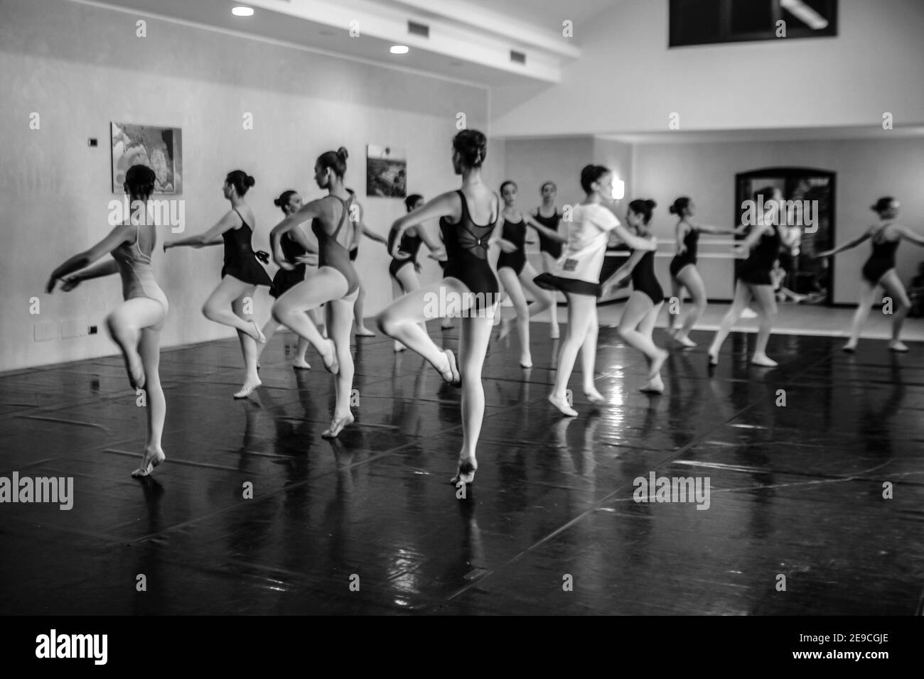 training dancers modern dance, contemporary, classical Stock Photo - Alamy