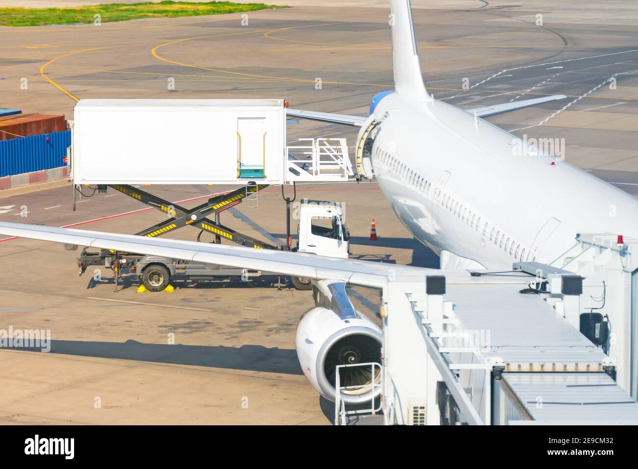 Truck parked loading dock hi-res stock photography and images - Alamy
