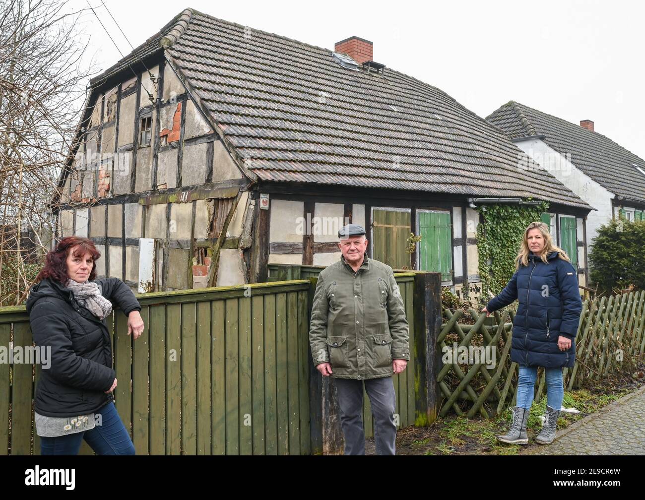 03 February 2021, Brandenburg, Neulietzegöricke: Residents Martina ...