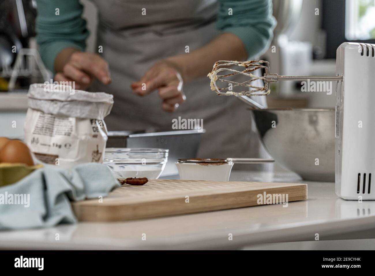 Process of baking a cake with a mixer Stock Photo - Alamy