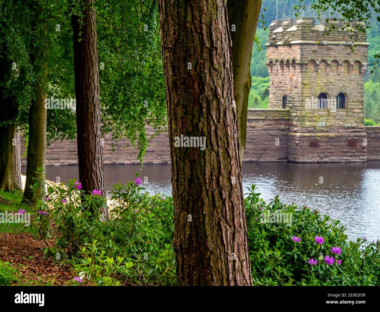 The Derwent Dam on the River Derwent in the Peak District National Park ...