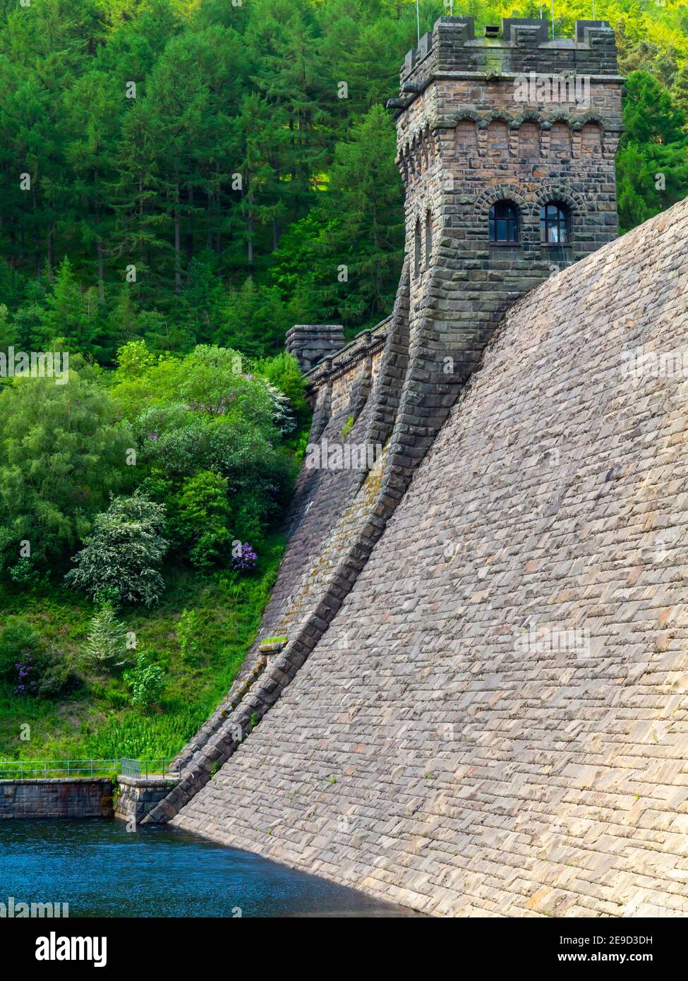 The Derwent Dam on the River Derwent in the Peak District National Park ...