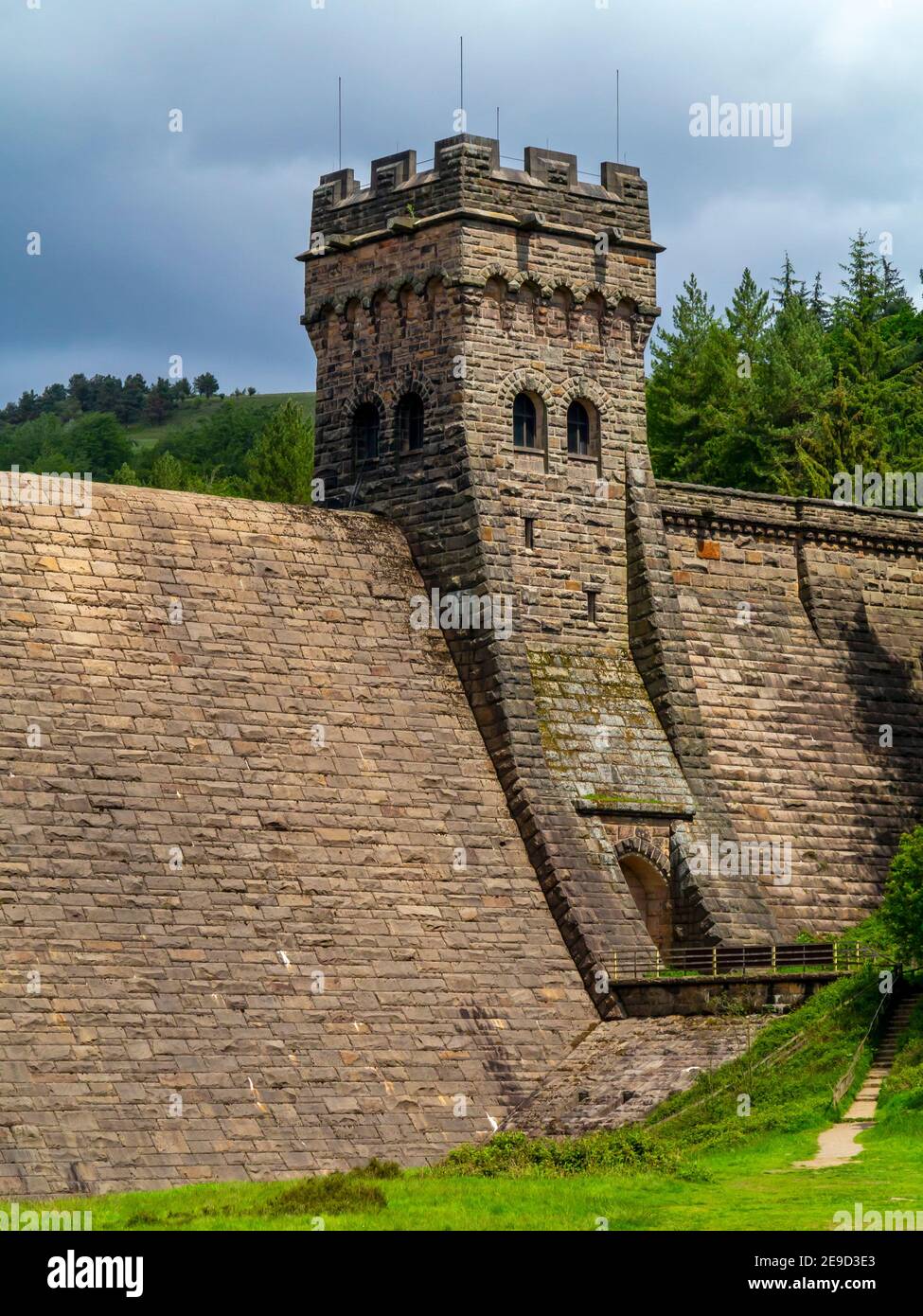 The Derwent Dam on the River Derwent in the Peak District National Park ...