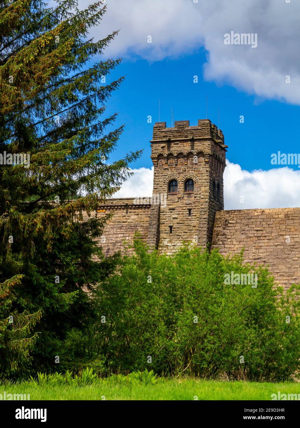 The Derwent Dam on the River Derwent in the Peak District National Park ...