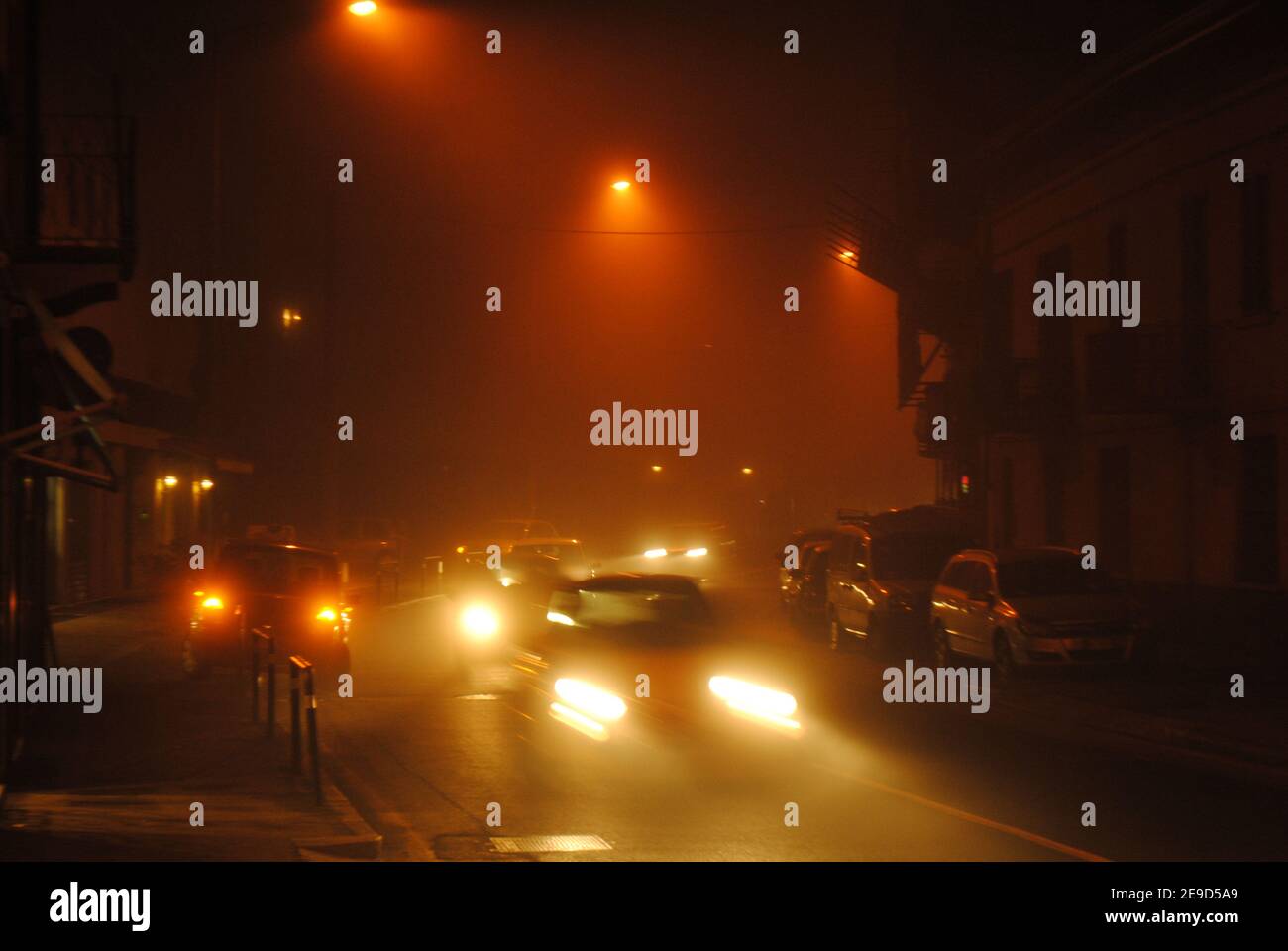 Dark foggy street view hi-res stock photography and images - Alamy