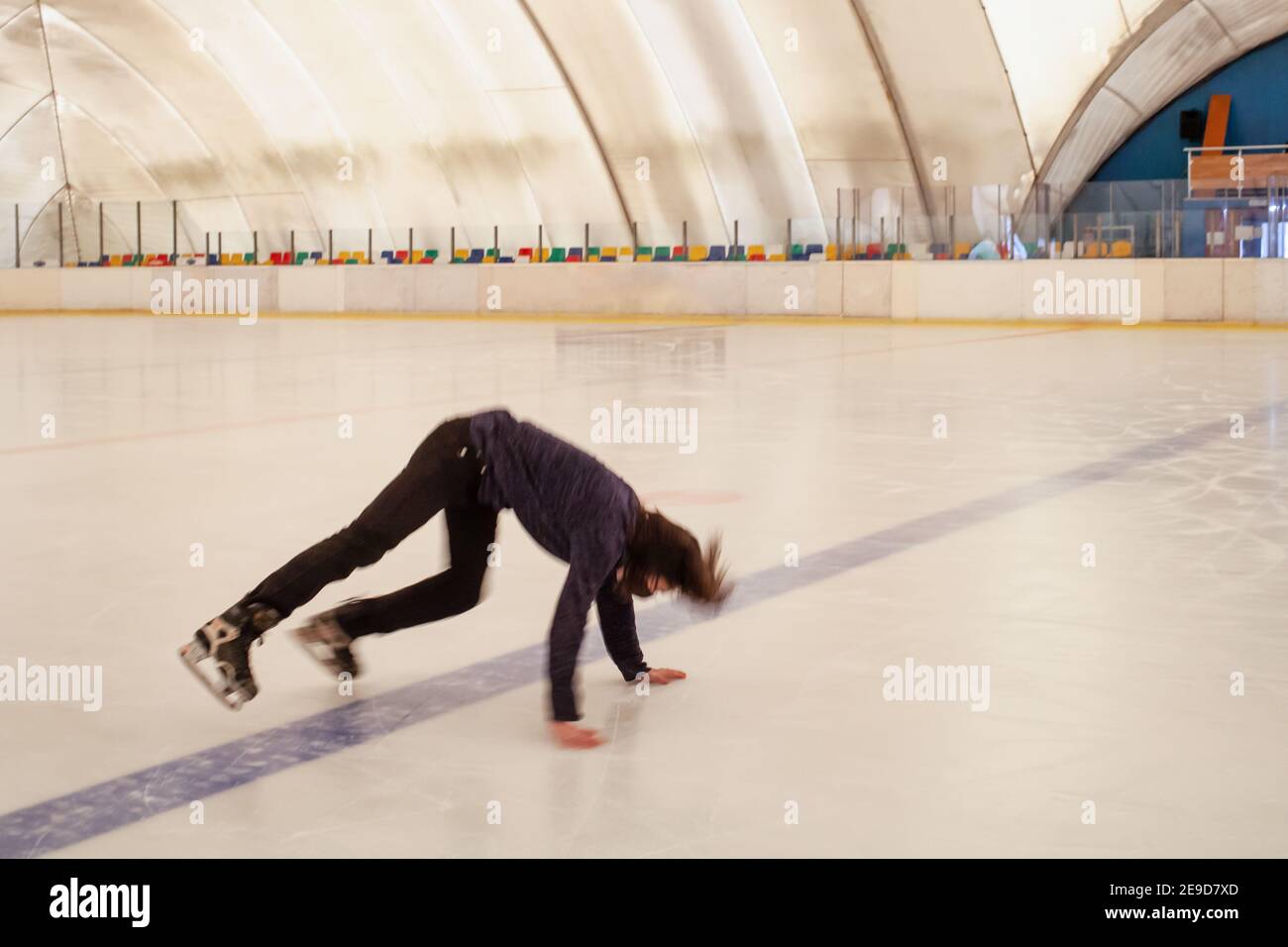 Figure skating falls hi-res stock photography and images - Alamy