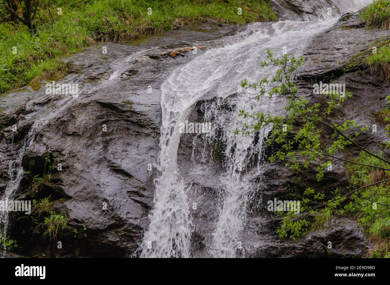 Water splashing over rocks tropical hi-res stock photography and images ...
