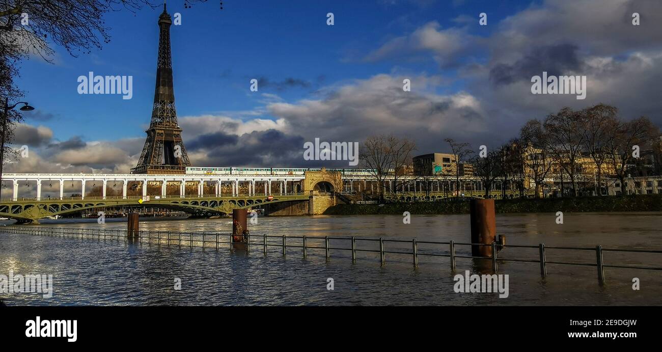 Iconic pont de paris hi-res stock photography and images - Alamy
