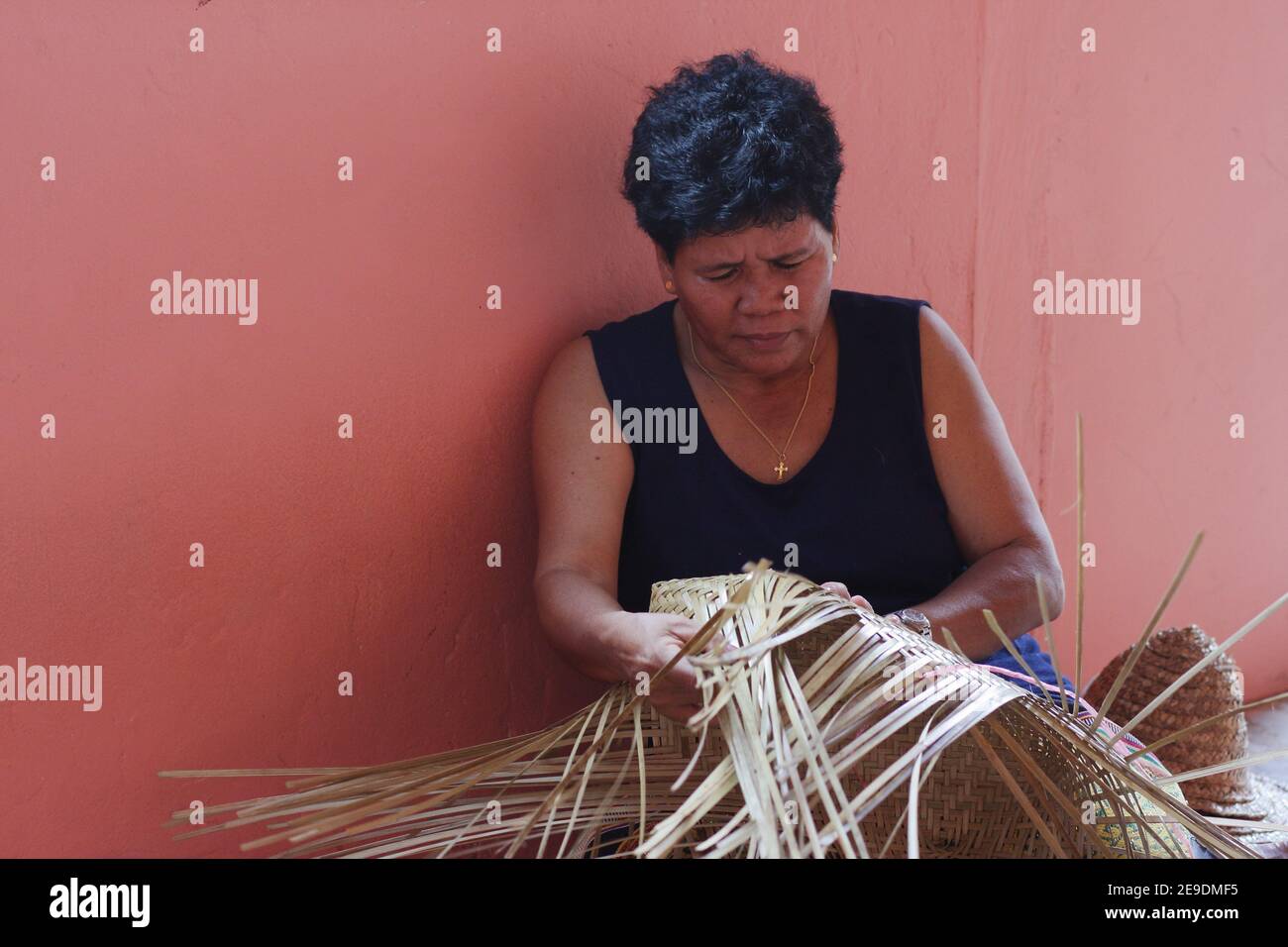 Basket weaving indigenous hi-res stock photography and images - Alamy